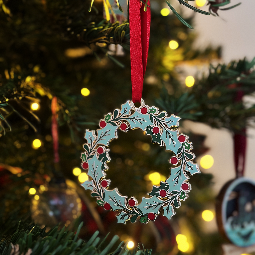 Heirloom Christmas Wreath Enamel Tree Decoration – Clara and Macy